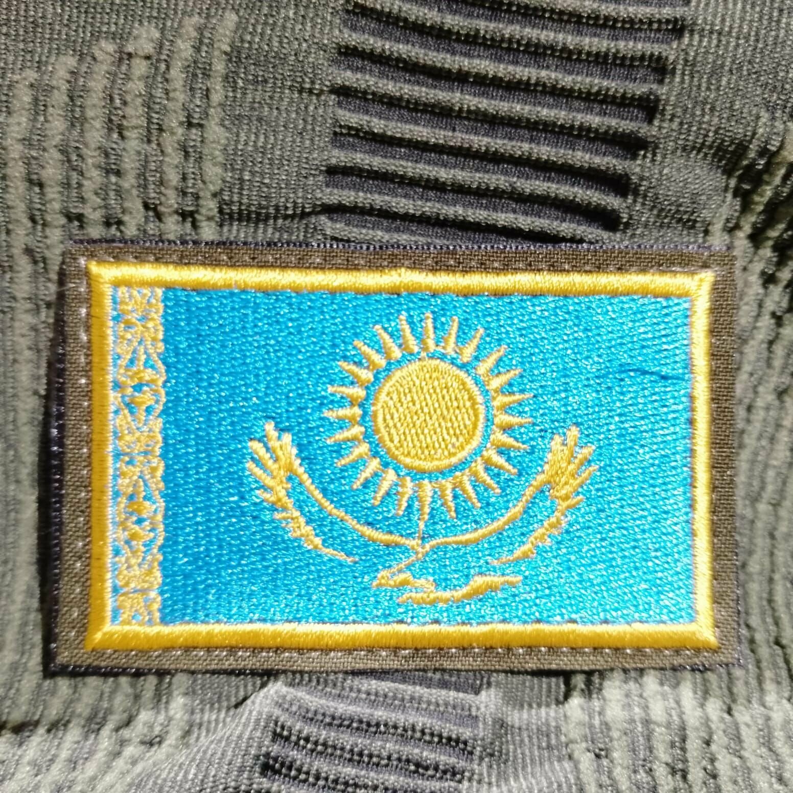 Нашивка-патч Флаг Казахстан вышитая на липучке 7,5х4,5 оливковый