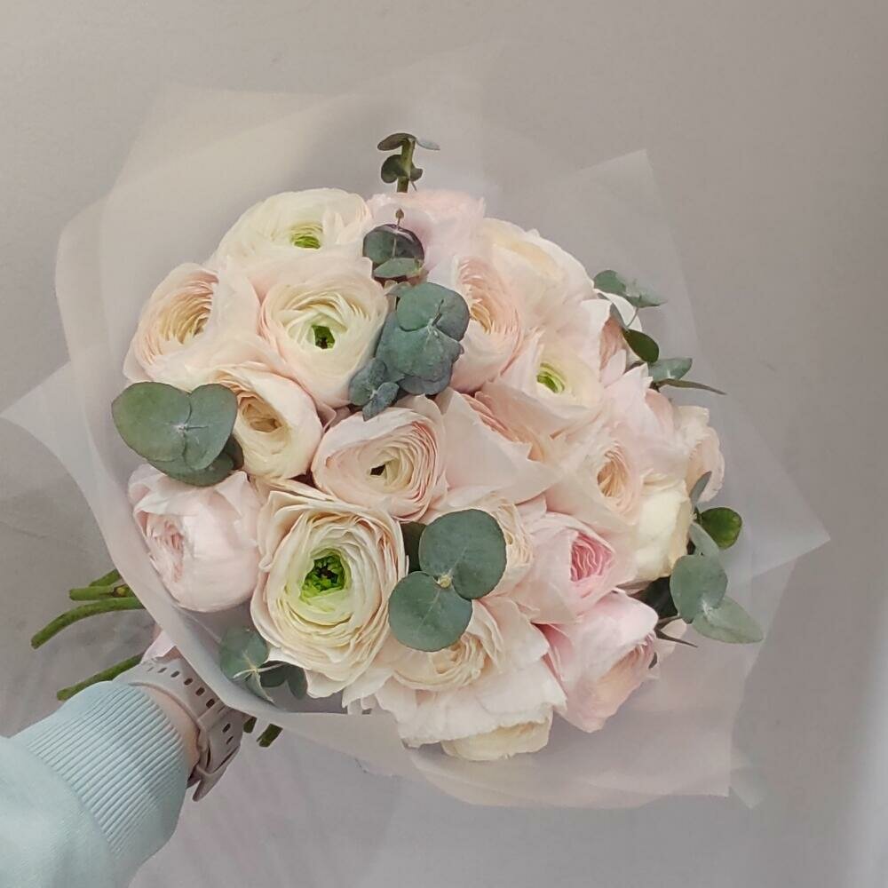 Букет Protea "Ранункулюсы", монобукет, 25 цветов, высота 30см, L размер — фото 1