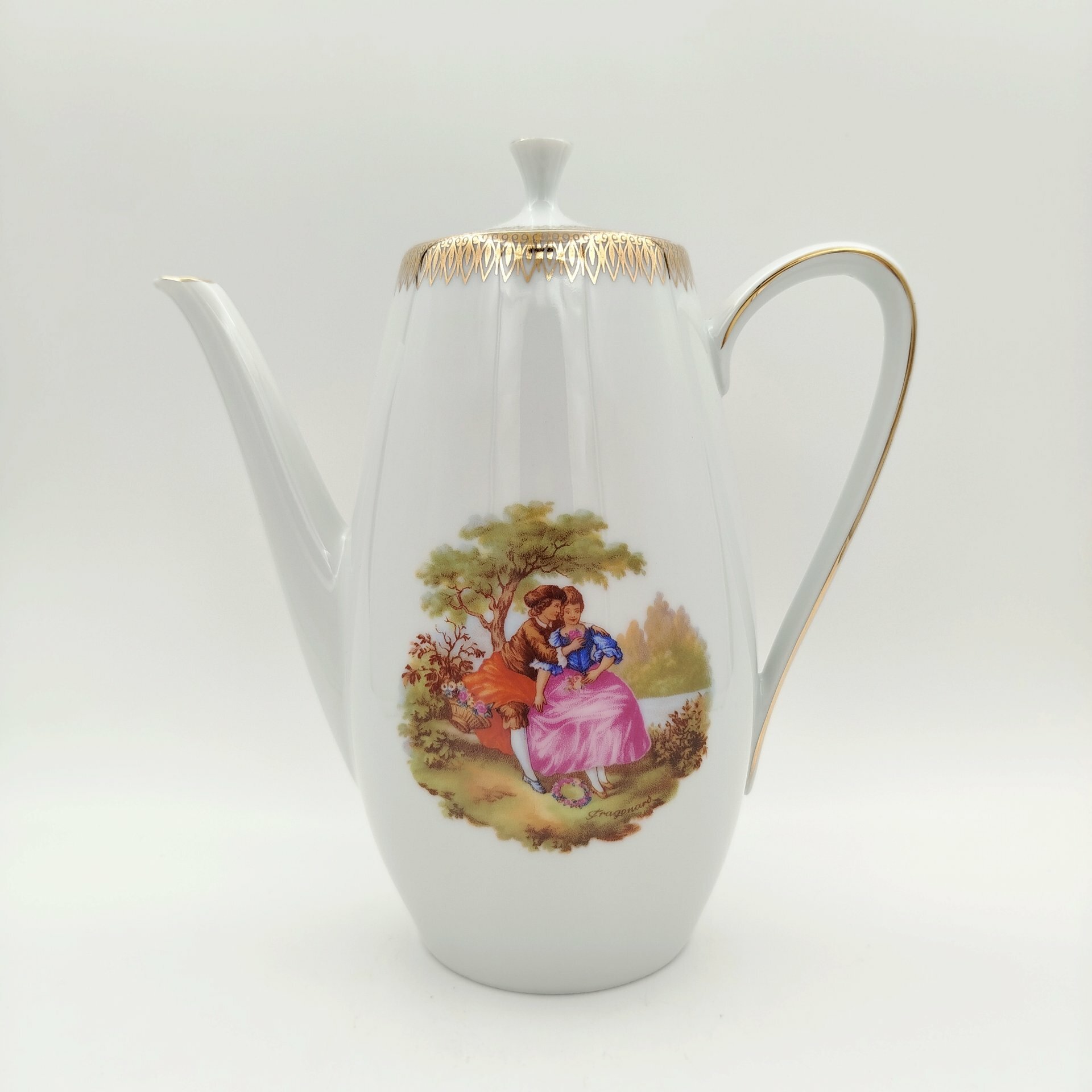 Кофейник изящной формы, украшенный галантной сценой и ажурным золотым декором