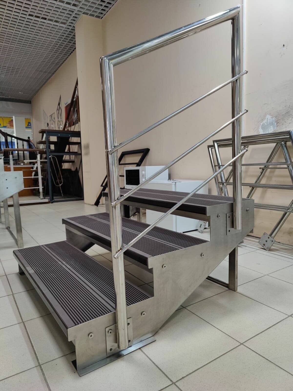 Лестница-крыльцо из нержавеющей стали ,3 ступени, с ДПК, ограждение справа.