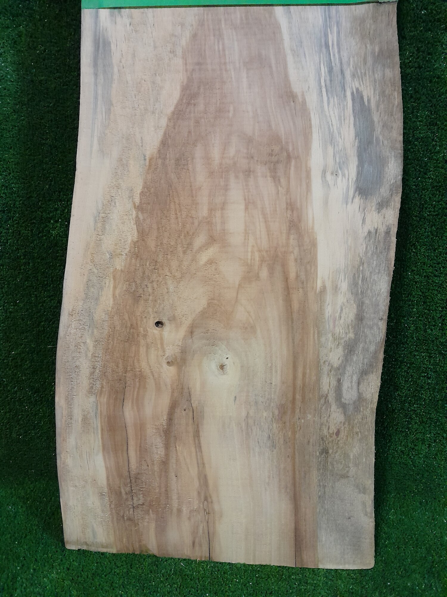 Слэб дерева карагач. 1 сорт. Отстроган и откалиброван. Размер: 71*25-26*2,2 см.