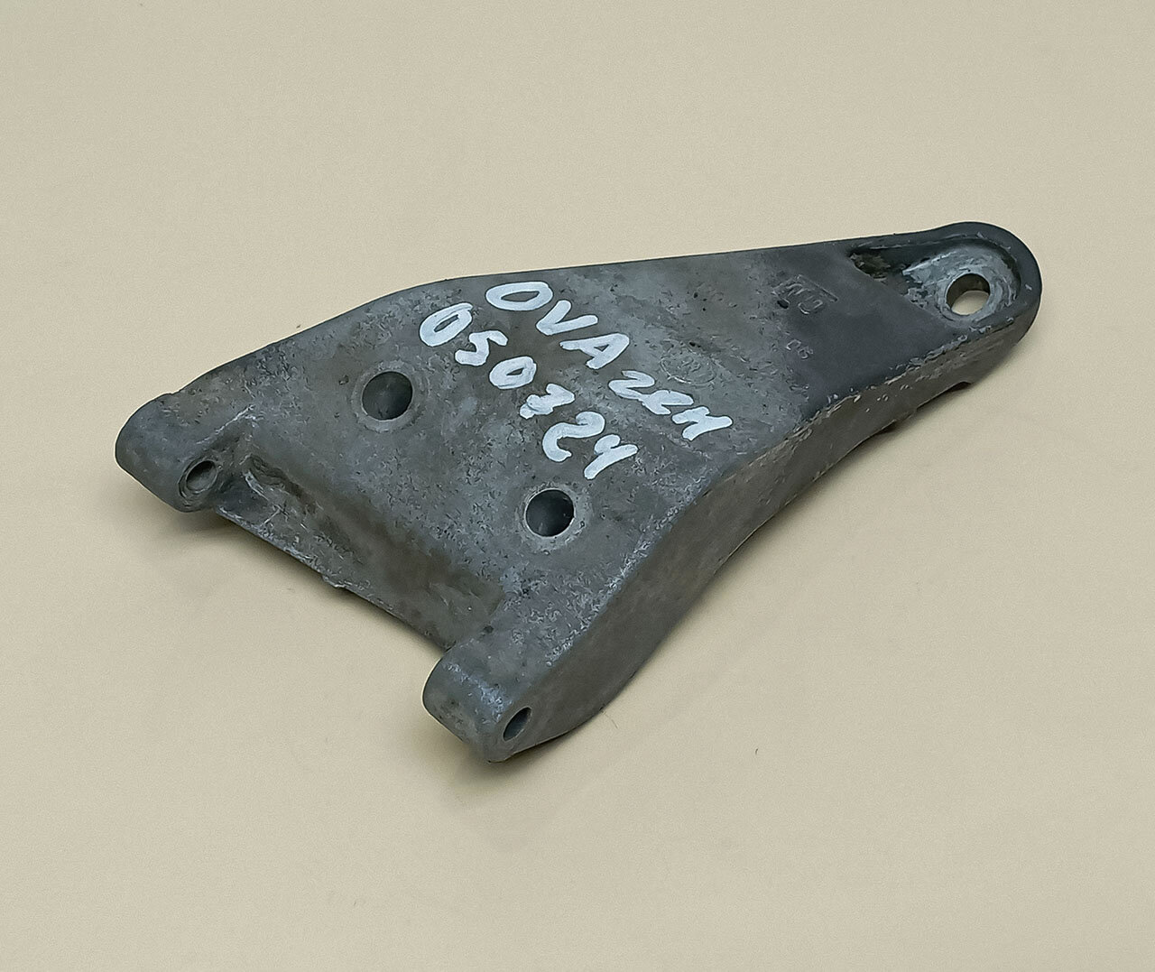 Кронштейн генератора Opel Vectra A 1.6