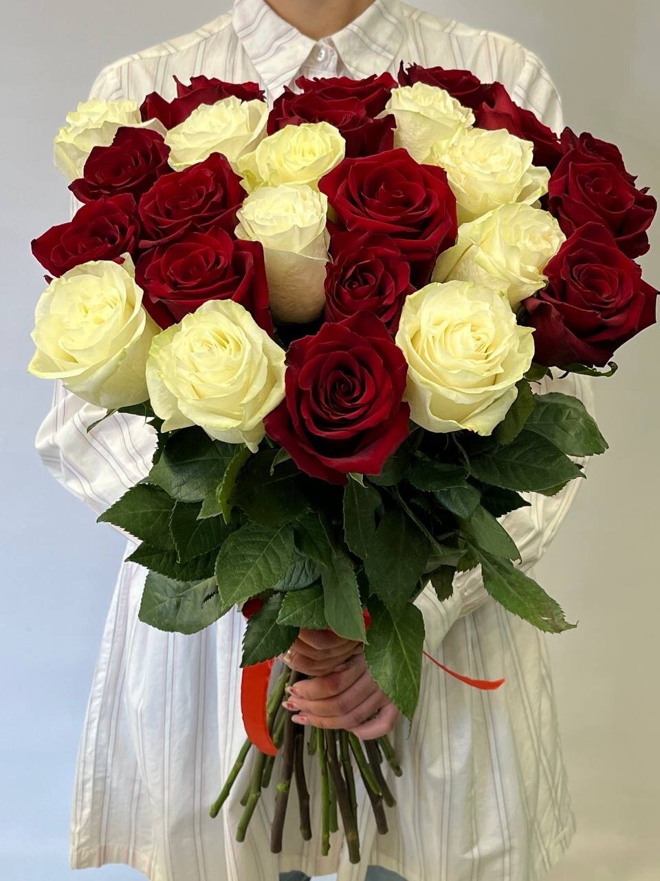 Букет Romashka "Карра", из роз, 15шт, высота 50 см, красно-белый, доставка 2-3 часа