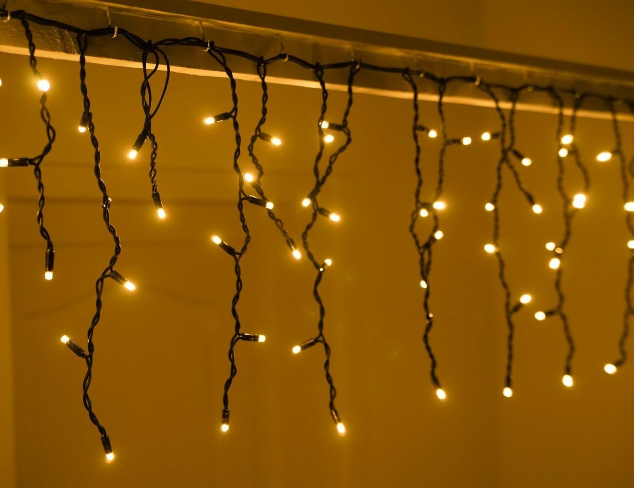 Светодиодная гирлянда Бахрома Profi Rubber 3.1*0.5 м, 120 экстра теплых белых LED ламп, черный каучук+ПВХ, соединяемая, IP65, Winter Deco 4080178