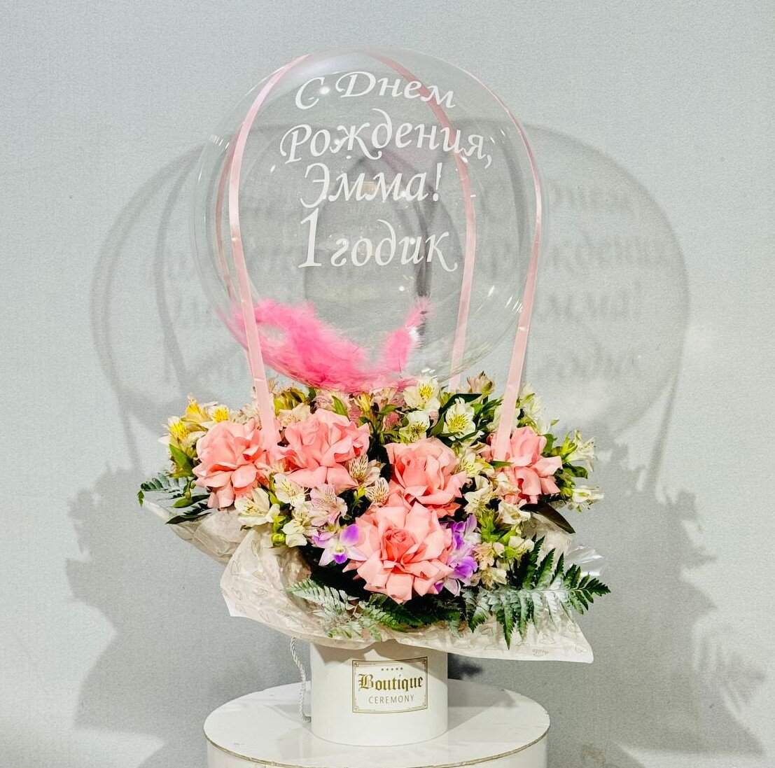 Большой букет из французских роз, альстромерий и орхидей с шаром баблс на 1 год для девочки
