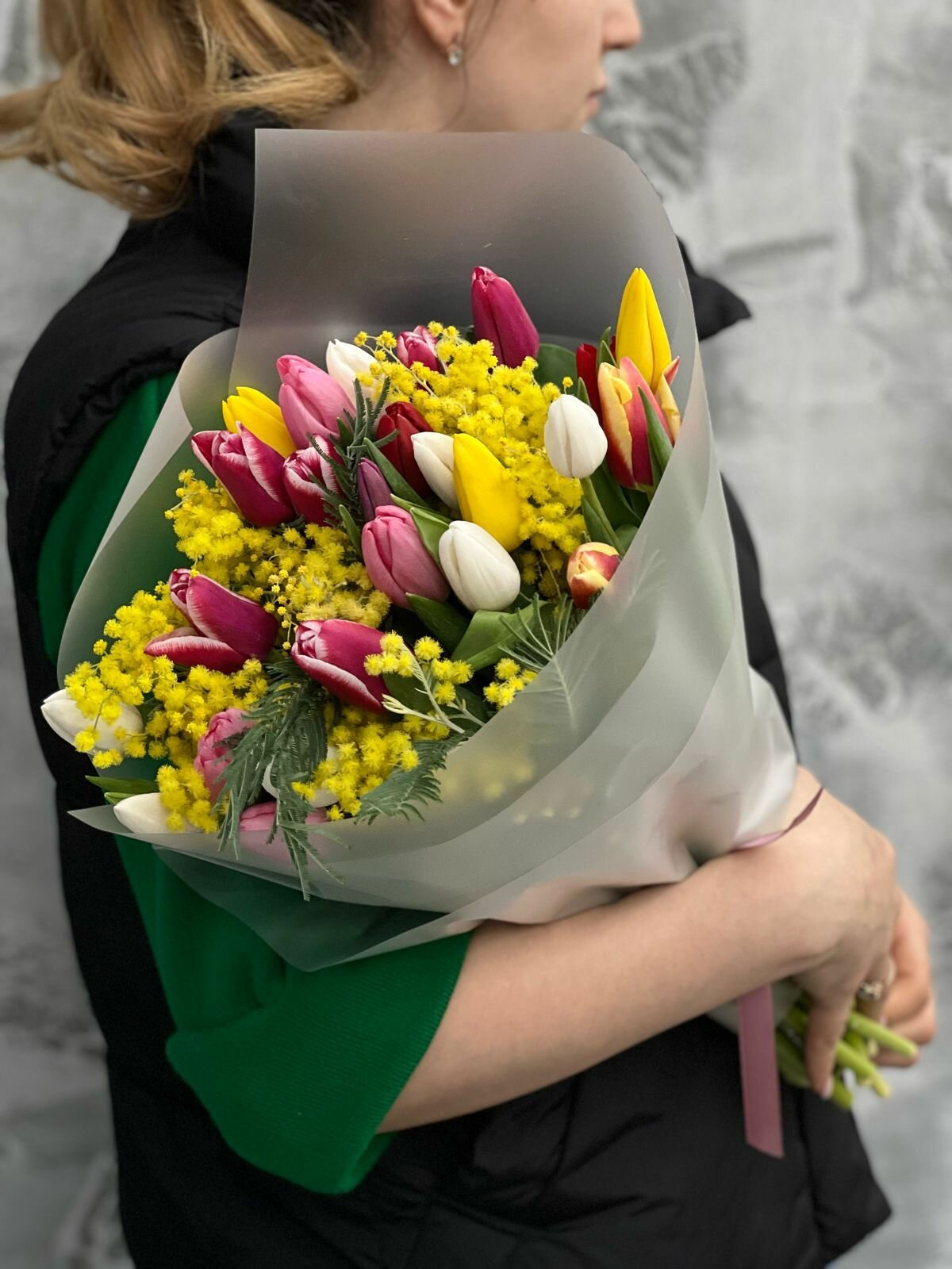 Букет из 25 разноцветных тюльпанов с мимозой 5 штук, микс цветов - доставка живых цветов за 1-2 часа