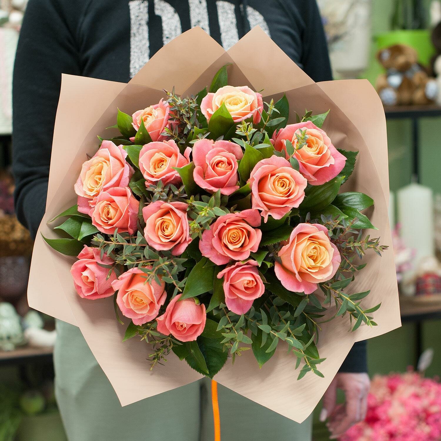 Букет цветов Charlotte "Спелый персик", розы, ветви эвкалипта, высота 50 см