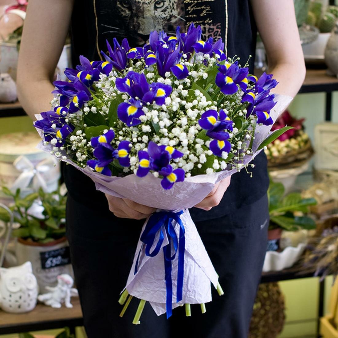 Букет из синих ирисов Charlotte, 15 цветов, крафт-бумага, доставка по Москве и СПб