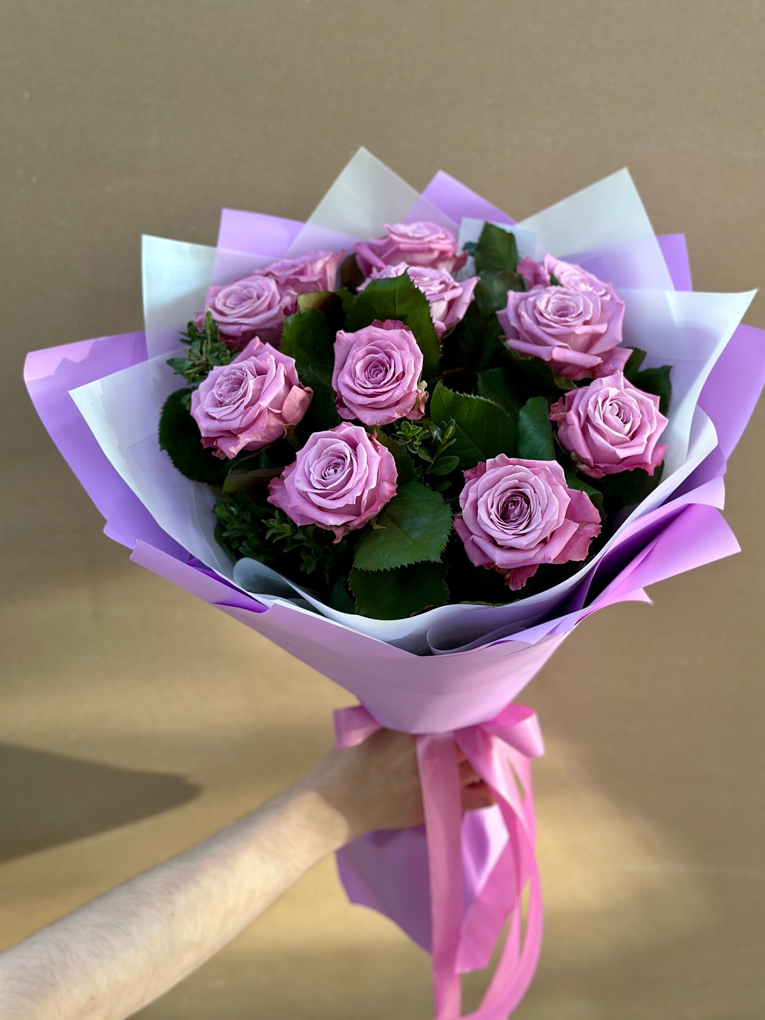 Монобукет Liana Flowers "Меритим", розы, самшит, фиолетовый, 50см