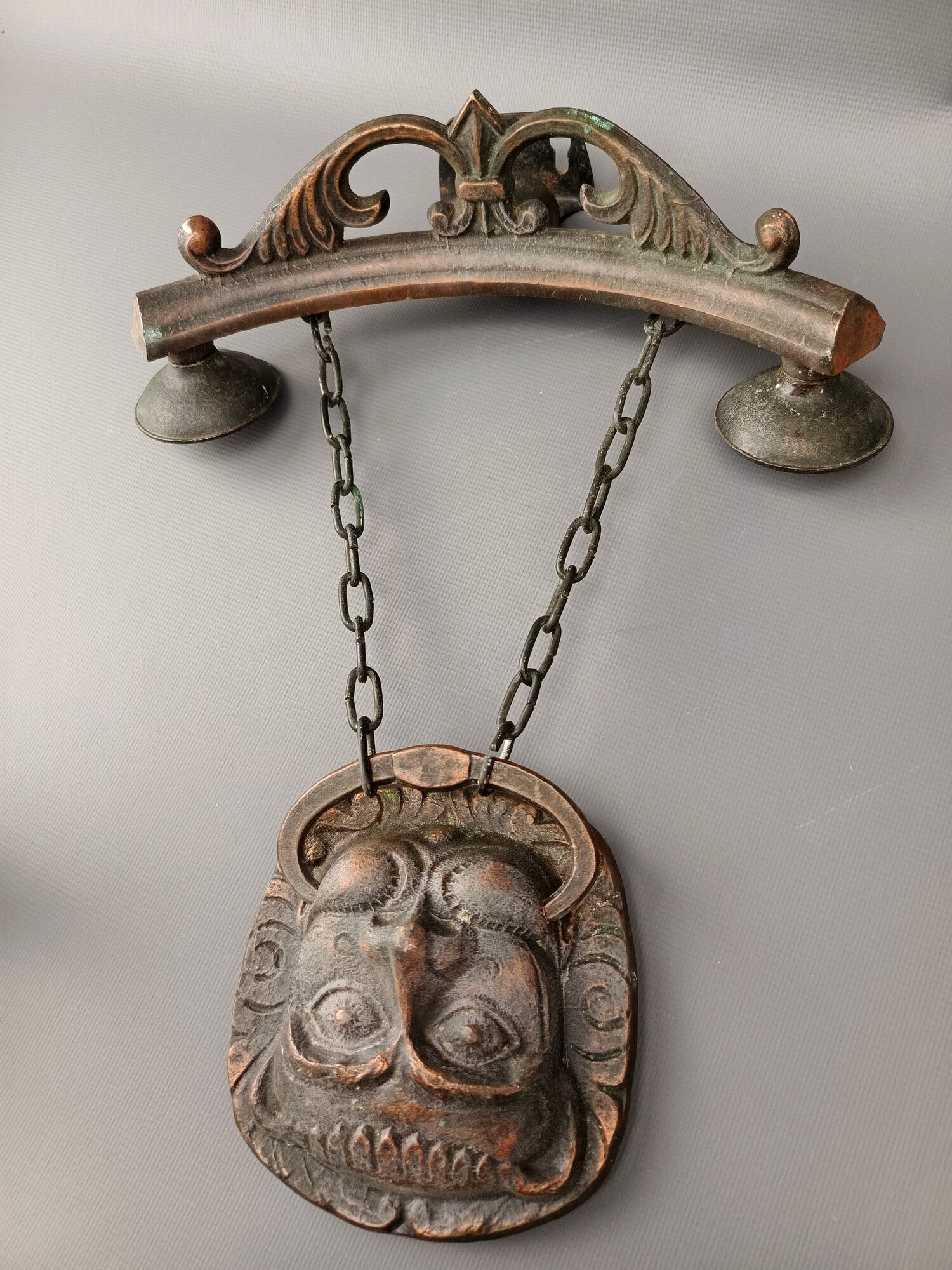 Подсвечник винтажный подвесной на 2 свечи украшенный львиной головой, СССР 1970-1980 гг. Силумин с омеднением.