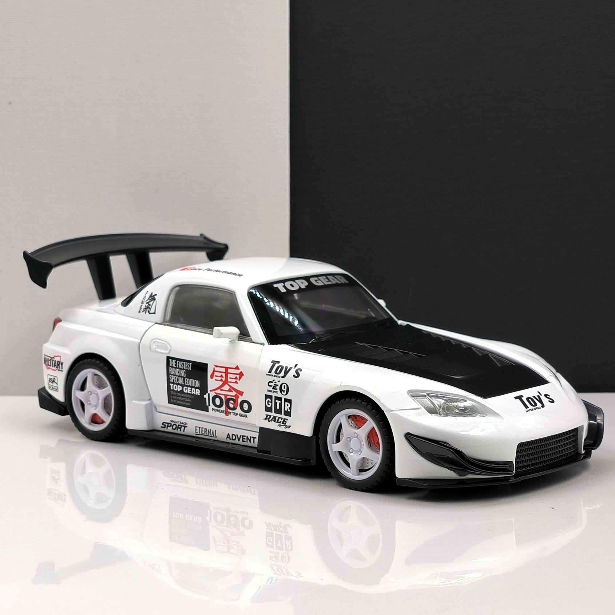 Машинка металлическая Honda S2000 с инерционным механизмом и свето-звуковым сопровождением. Масштаб 1:22