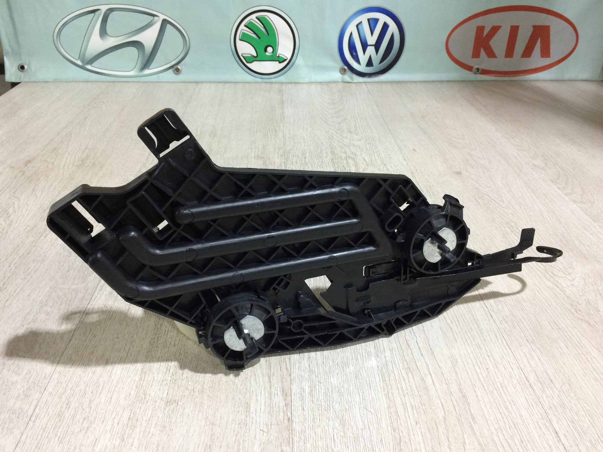 Кронштейн площадка фары левая Шкода Октавия а5 Octavia 09-13гг