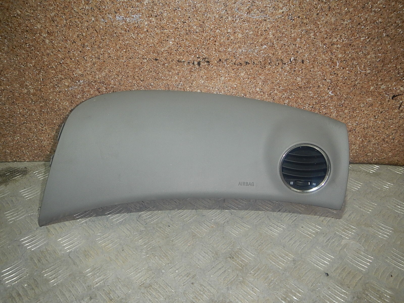 Б/У Дефлектор воздушный, Chevrolet (Шевроле)-CRUZE (09-) CHEVROLET CRUZE (09-15) Правый, с накладкой Трещины на крепления...