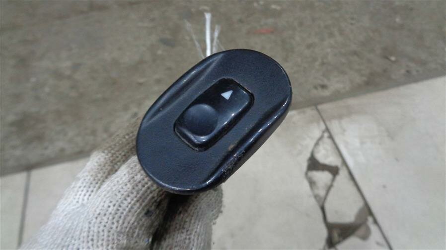 Кнопка стеклоподъемника от Hyundai Galloper 1997-2003