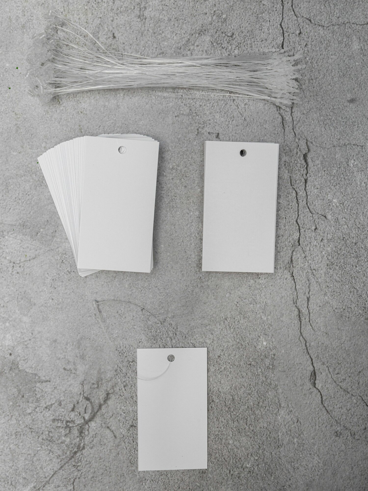 Бирки из мелованного картона 40х70 мм. с пластиковым подвесом - 100 шт.