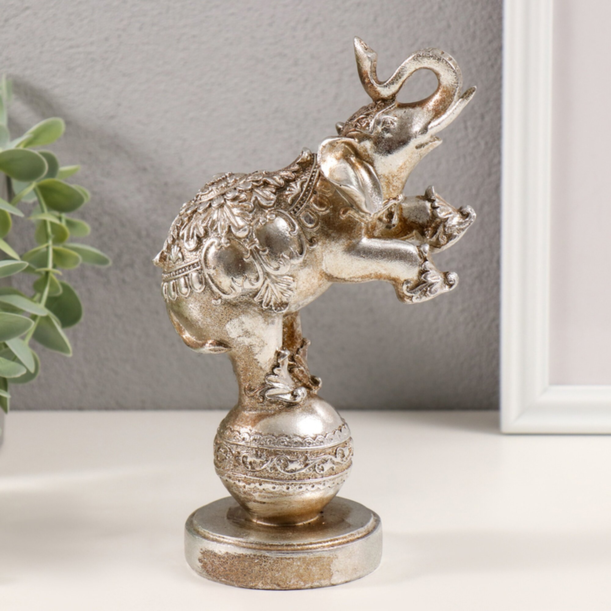 Фигурка полистоун «Слон цирковой на шаре с узорами», серебро, 11.5×7×18.5 см