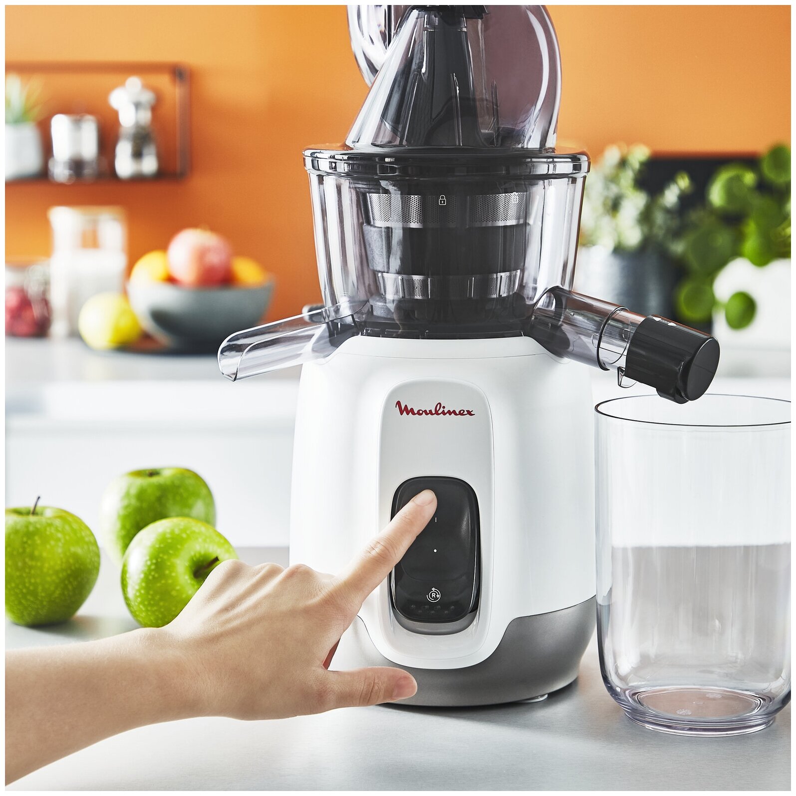 Шнековая соковыжималка Moulinex Ultra Juice ZU600110, пластик, реверс, длина шнура 1.3 м, мощность 200