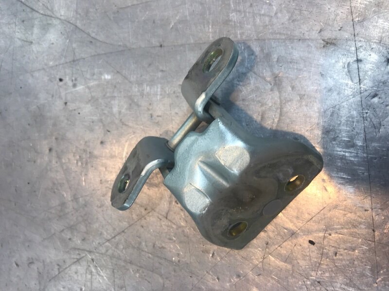 Петля двери верхняя Hyundai Matrix FC G4GB 2001 задн. прав. (б/у)