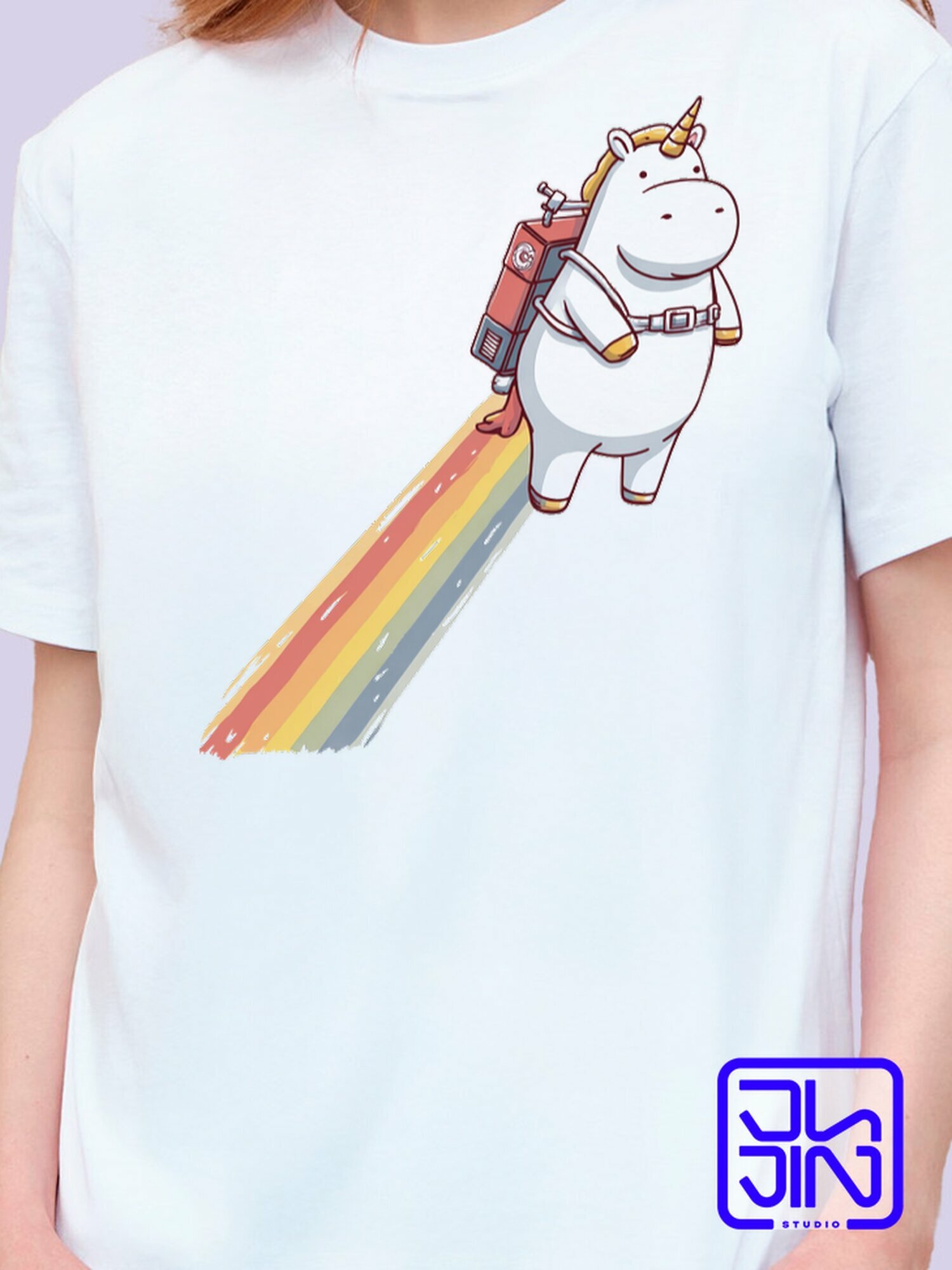 Футболка классическая женская с авторским принтом Белый смешной единорог с реактивным ранцем и радужным ярким следом мемы, белый хлопковый трикотаж с прикольным рисунком на груди