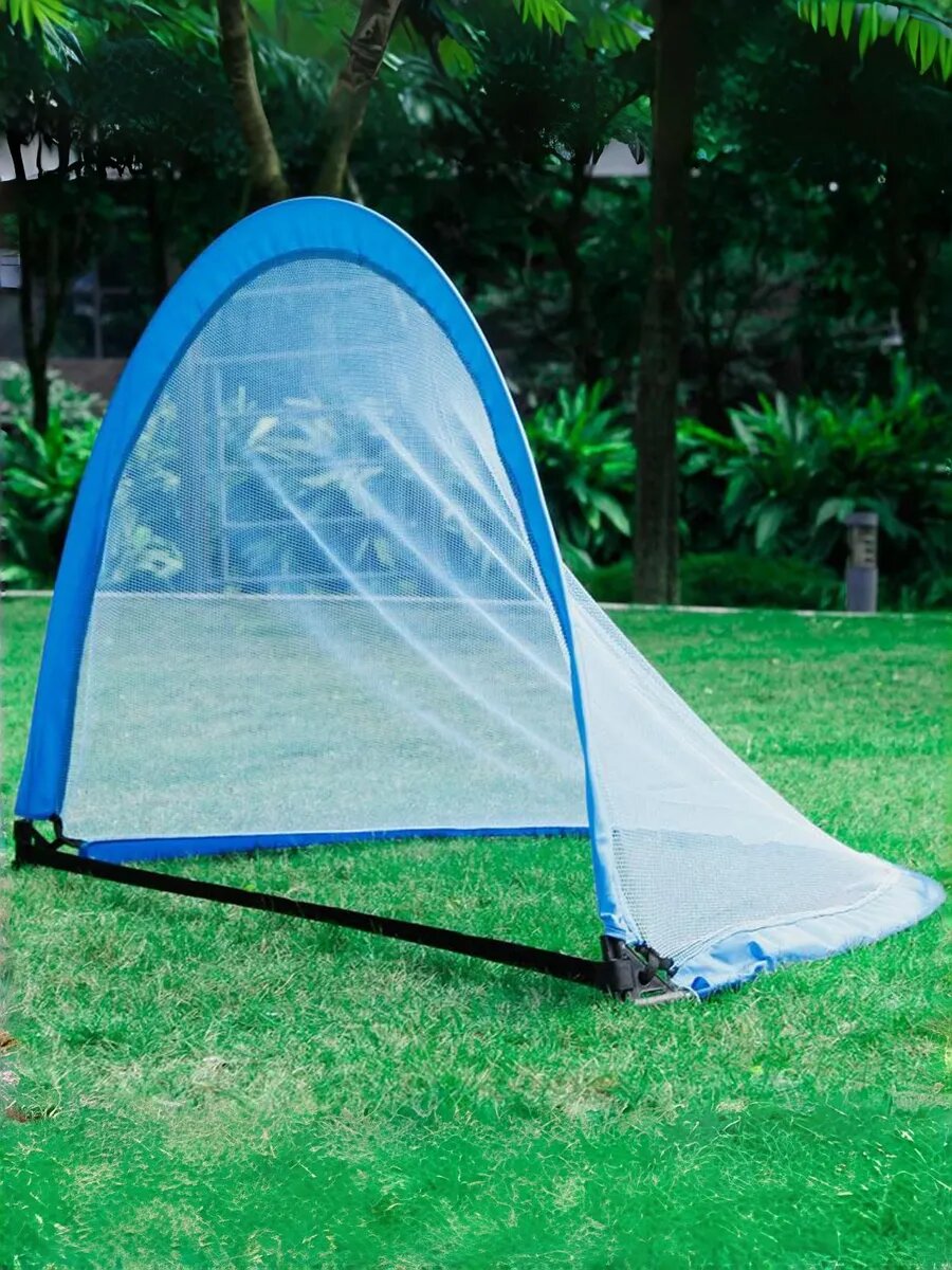 Светло-голубые футбольные ворота в форме веера