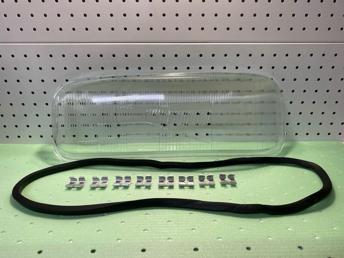 Стекло фары левое Mercedes Atego