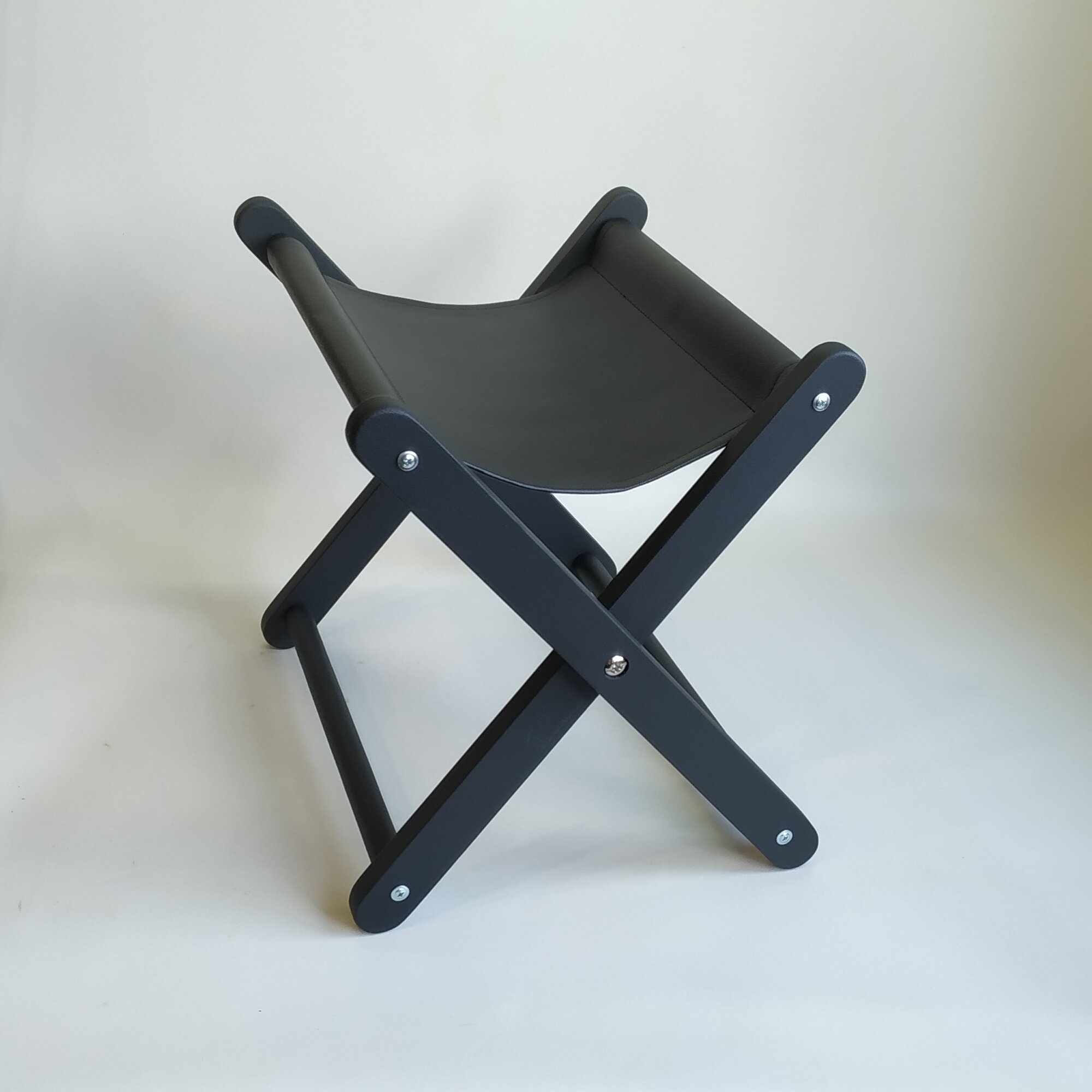 Подставка для сумок из чёрной матовой экокожи с чёрной деревянной основой