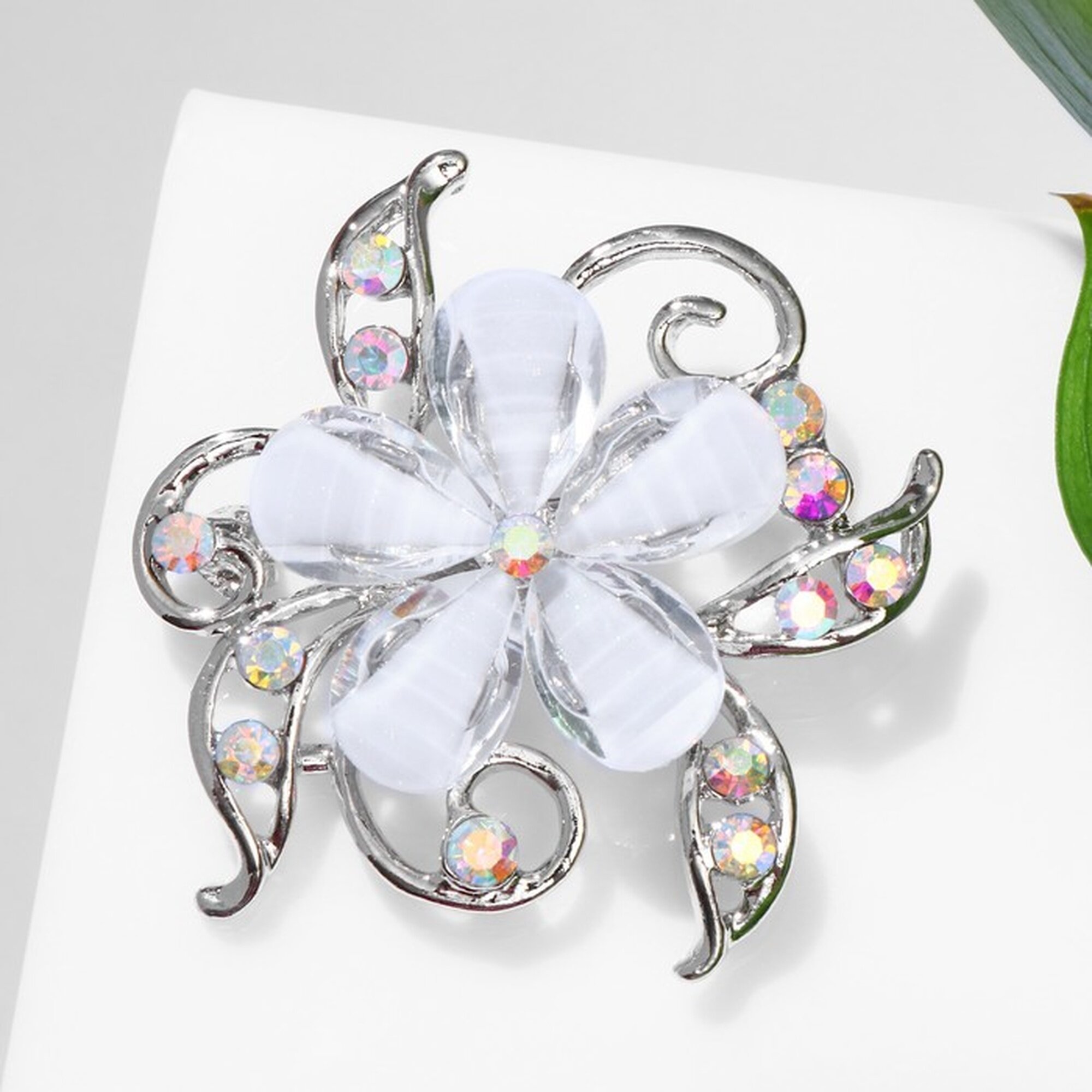 Брошь, стразы