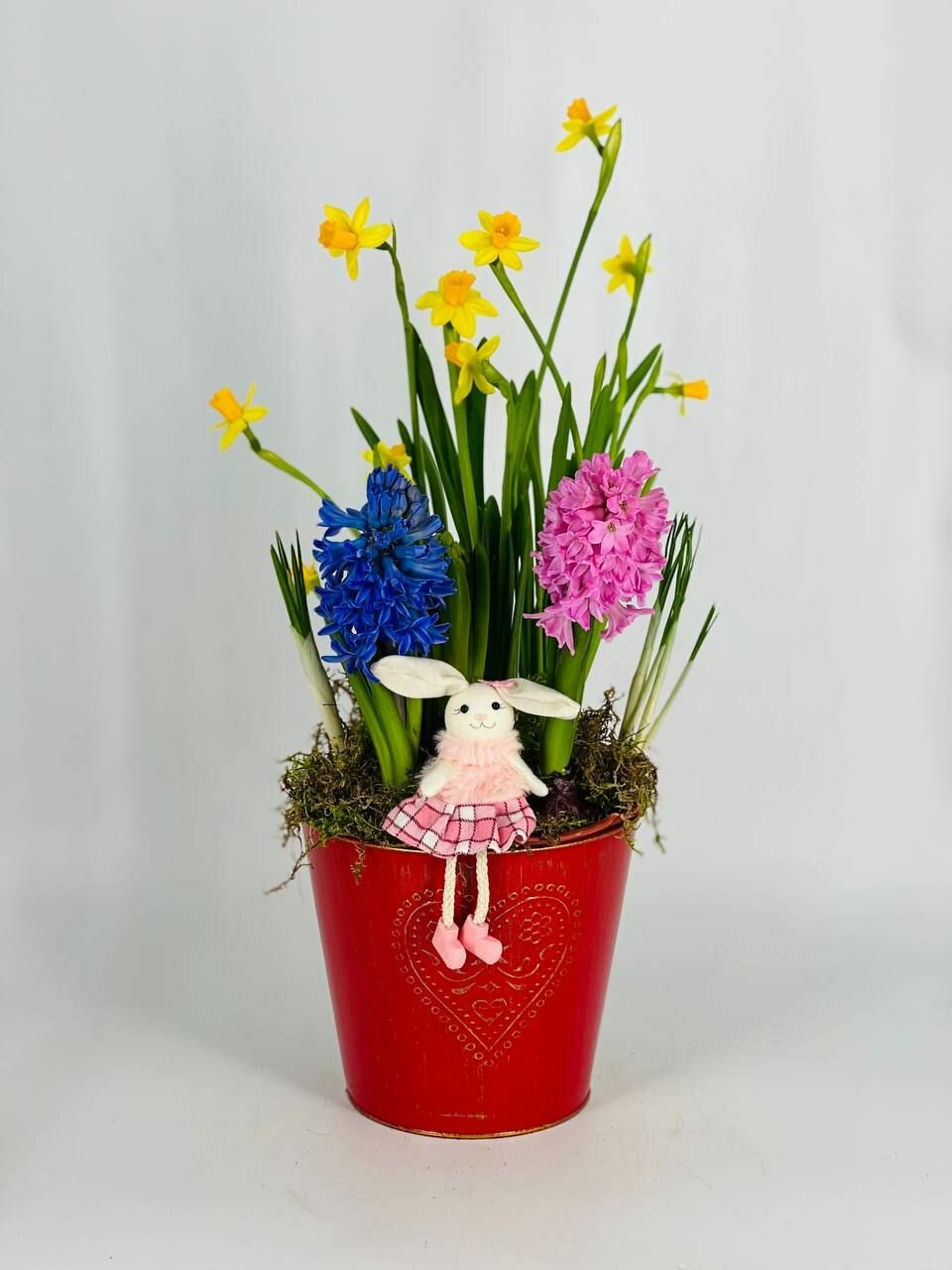 Гиацинт, нарцисс, крокус в жестяном ведерке с игрушкой зайкой, композиция первоцветов