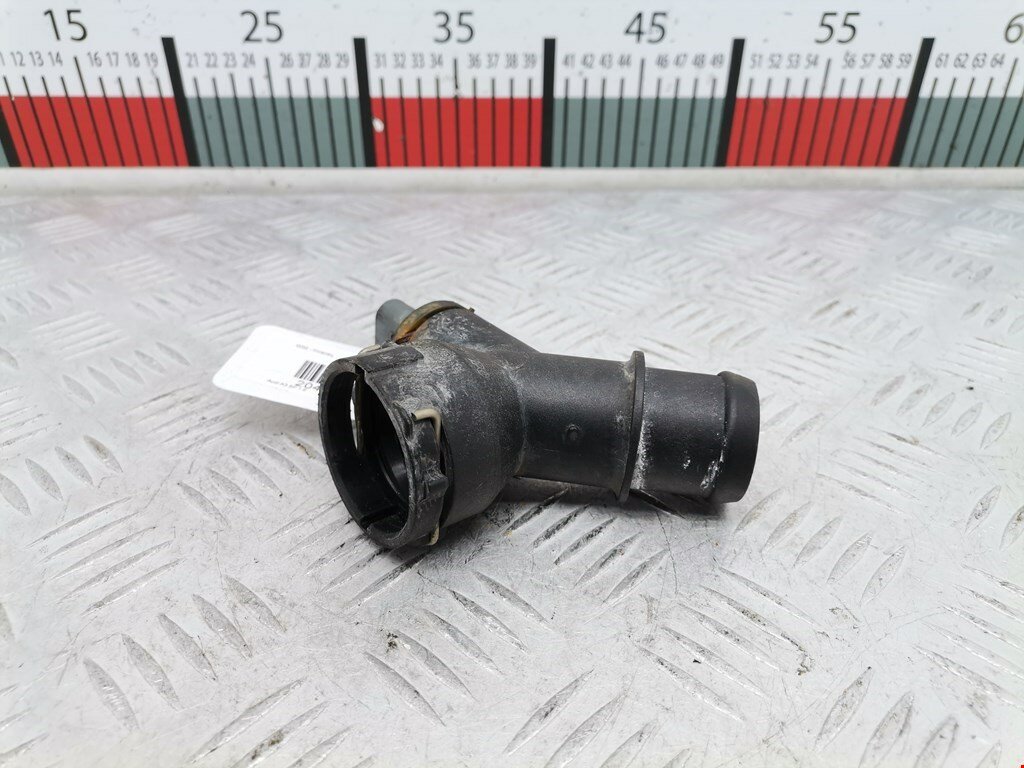 Фланец (штуцер системы охлаждения тройник) Audi A3 8P 1K0122291AE арт. 2044369