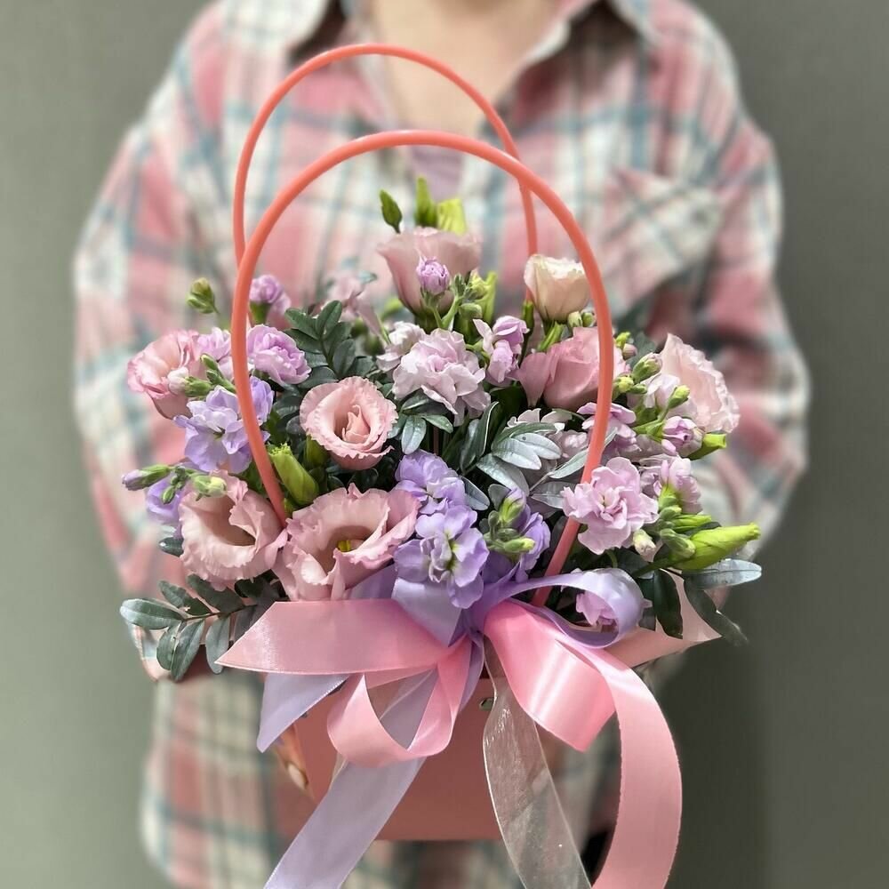 Букет с розовой эустомой и маттиолой в сумочке - римская роза