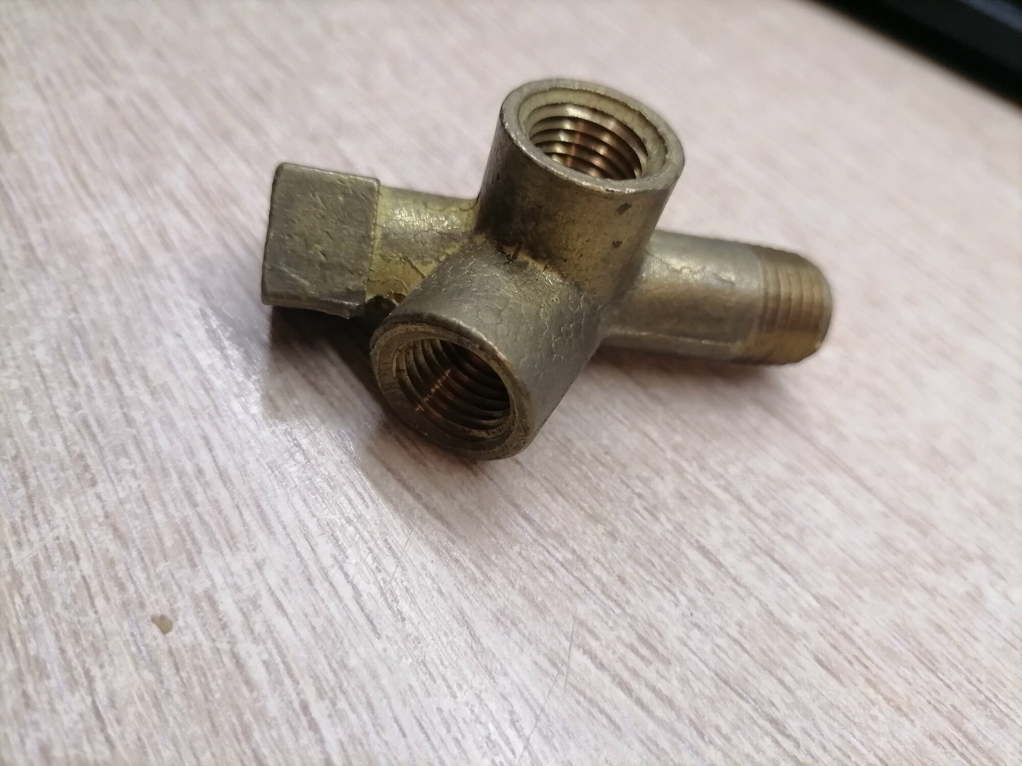 Штуцер датчиков давления масла 406 дв. (тройник) ЗМЗ 533829420-01