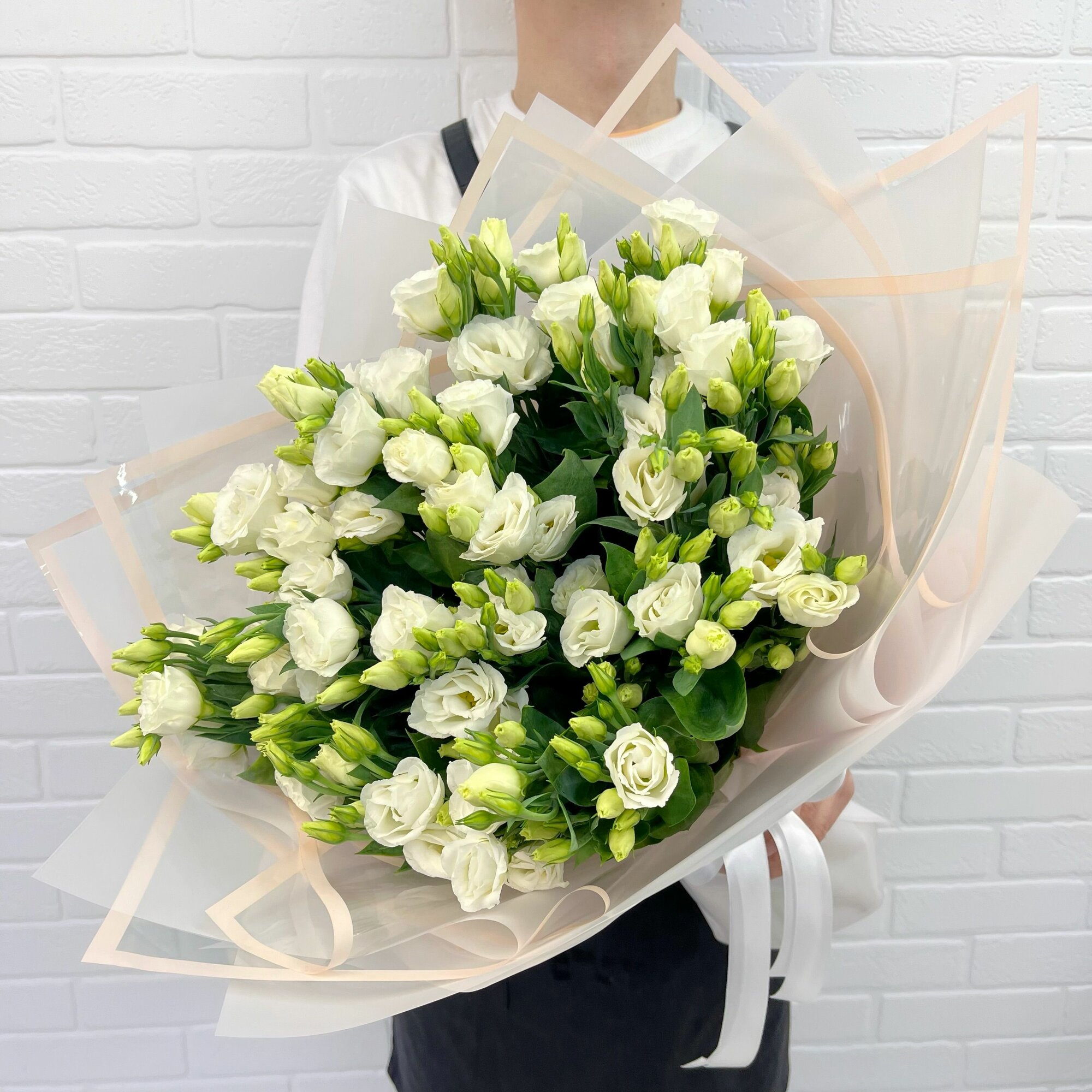 Эустома белая 15шт в букете Flowerstorg N702 в дизайнерской упаковке