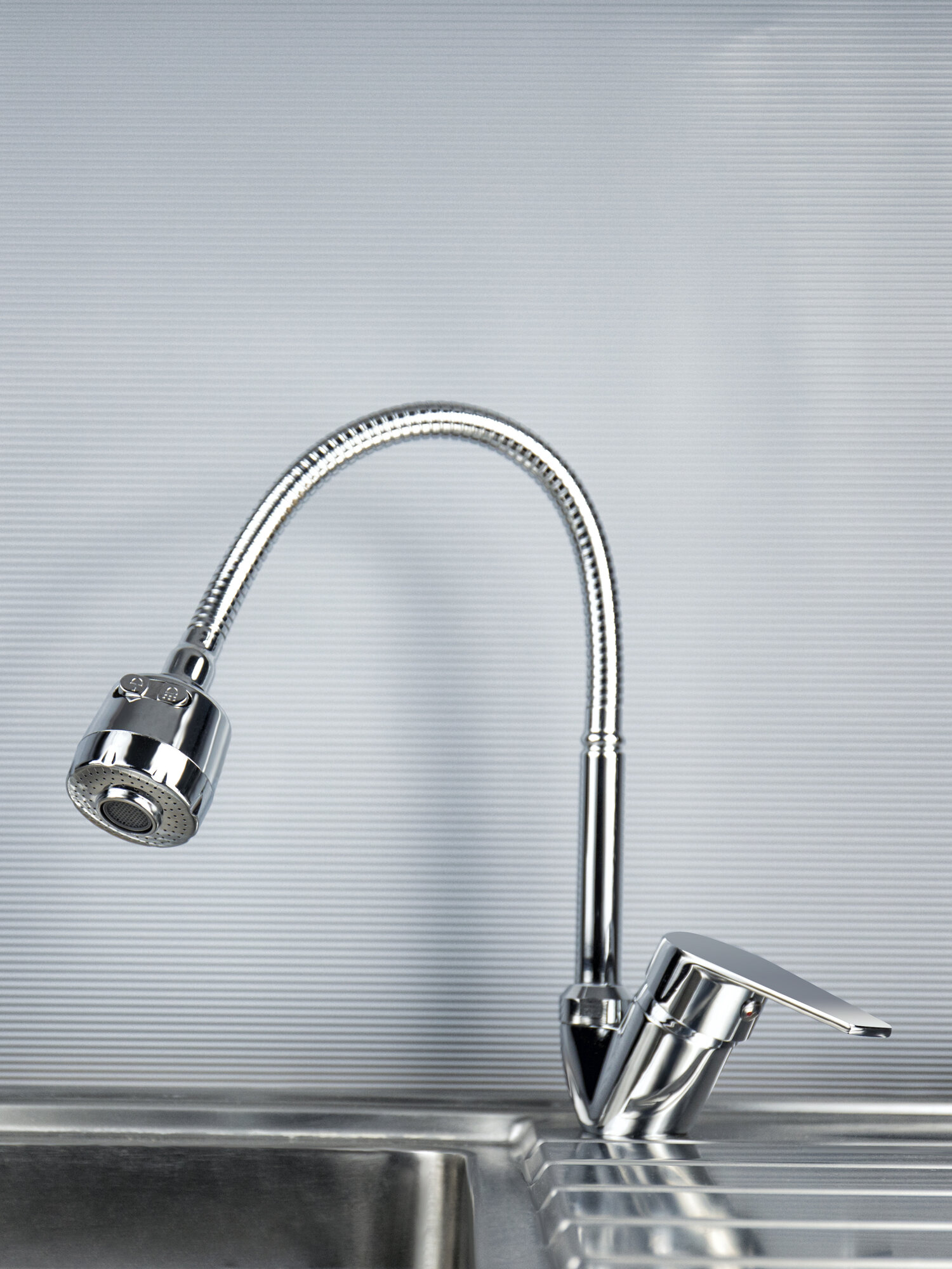 Смеситель для кухни с высоким поворотным гибким гнущимся изливом VIKO V-3074 Вико однорычажный, кухонный кран для раковины / на мойку, с подводкой, аэратор, режим душ / струя, латунный, хром