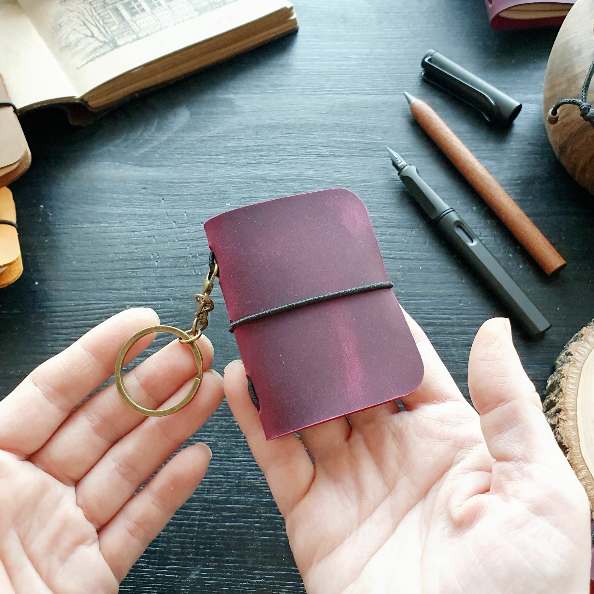 Кожаный блокнот А8 (6х7,5см) на цепочке с кольцом