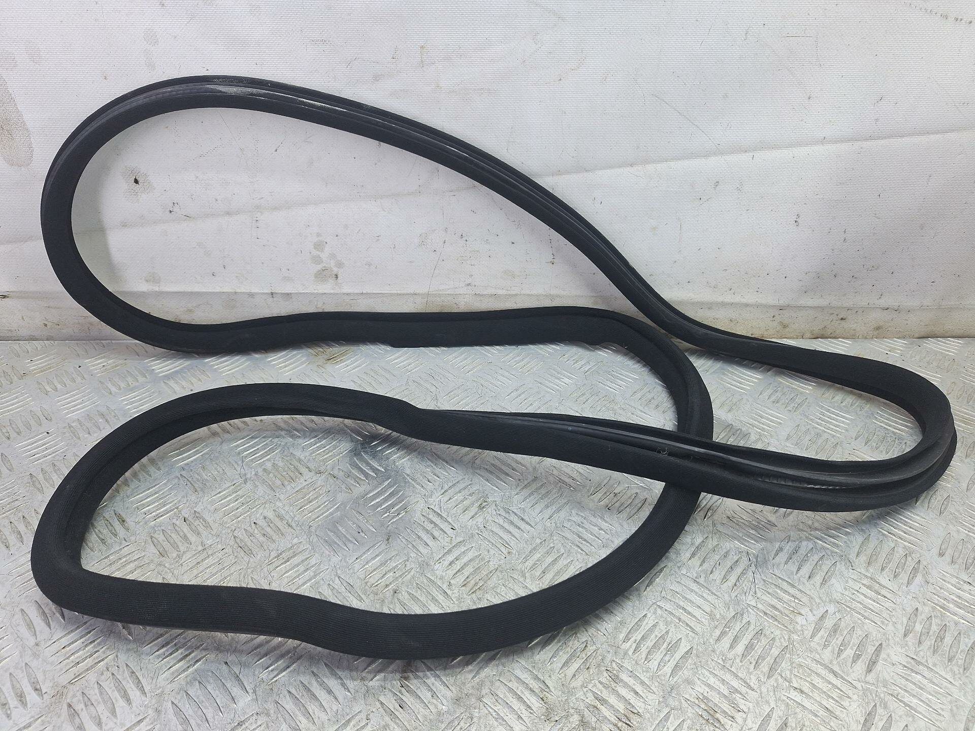 Уплотнитель двери передней левой Mercedes-Benz C W203 рест. W203.054 2005 A2036972351