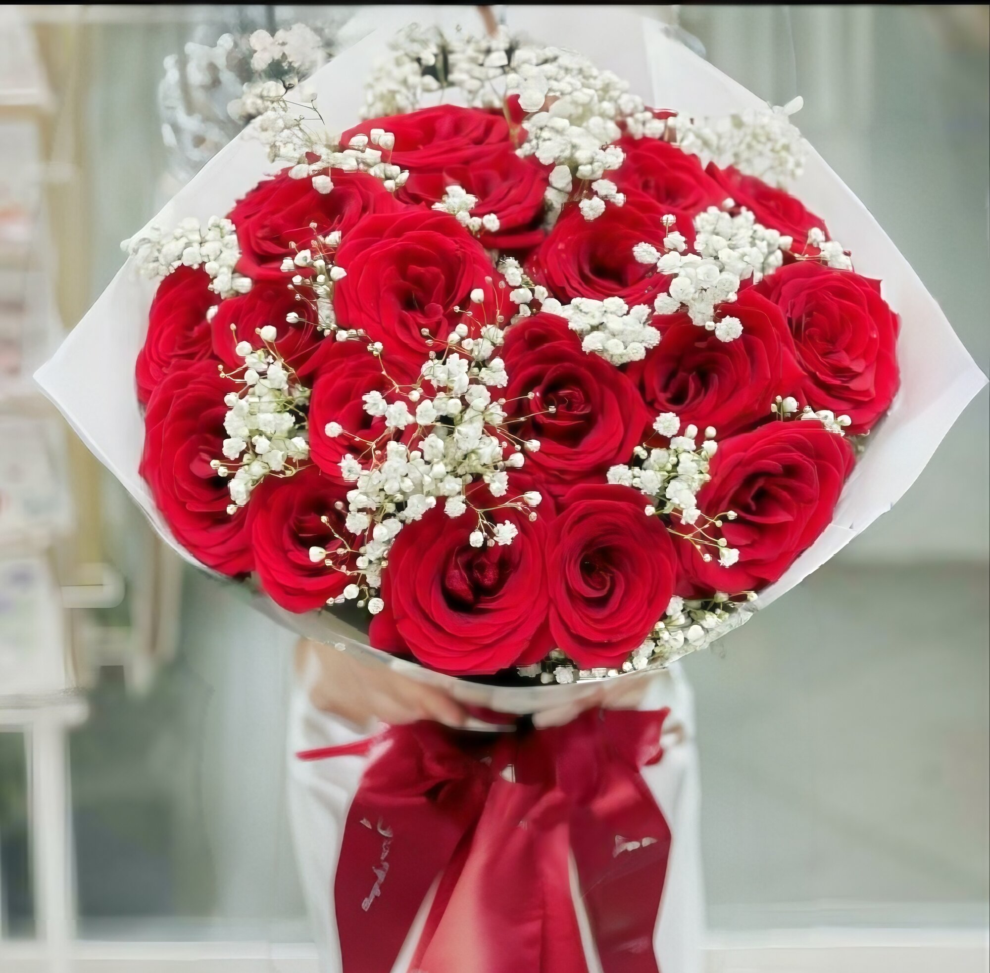 Букет из красных роз 23 шт с гипсофилой роскошный букет премиум цветы