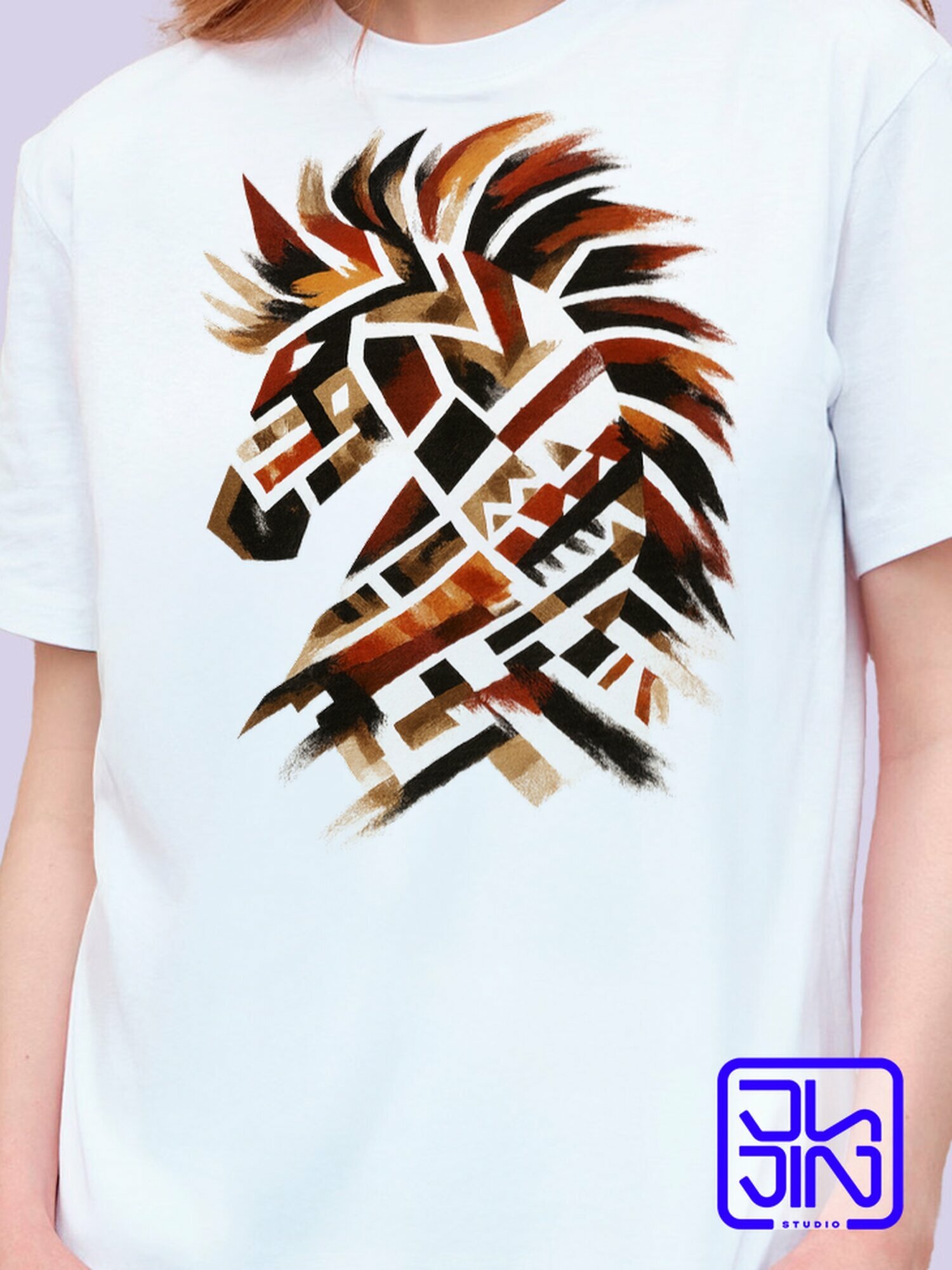 Футболка классическая женская с авторским принтом Черно-белая, пестрая этническая лошадь в геометрическом граффити коллаже, белый хлопковый трикотаж с прикольным рисунком на груди