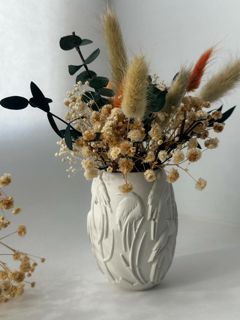 Букет сухоцветов «Заячий хвост» и гипсофилы, стабилизированные цветы, 12см, белая ваза