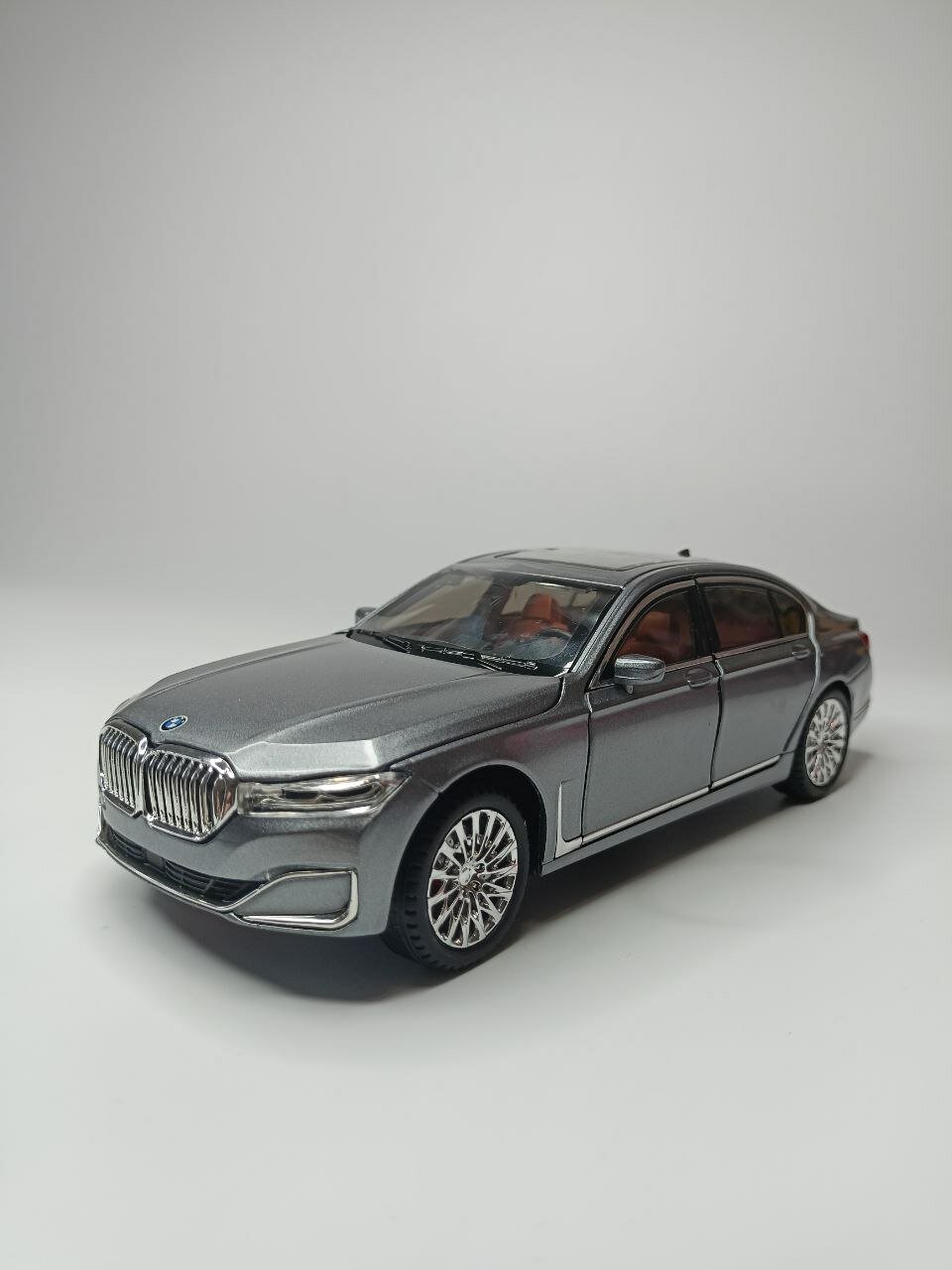 Модель автомобиля BMW M7 коллекционная металлическая игрушка масштаб 1:24 серебристый