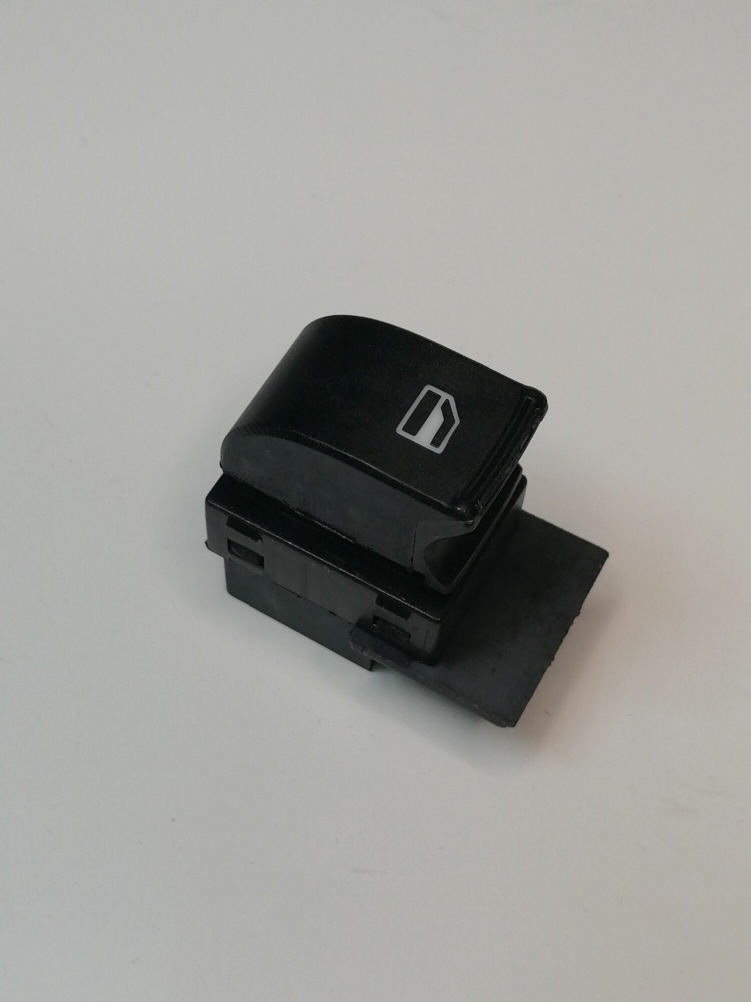 Кнопка стеклоподъемника Chery Amulet [1.5 16V 5MT лифтбэк] A113746130