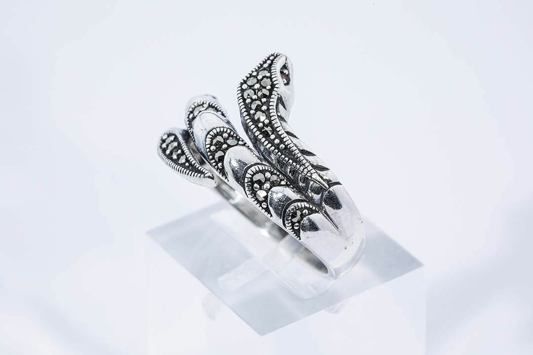 Кольцо тонкое Ювелирия, серебро, 925 проба, оксидирование, гранат