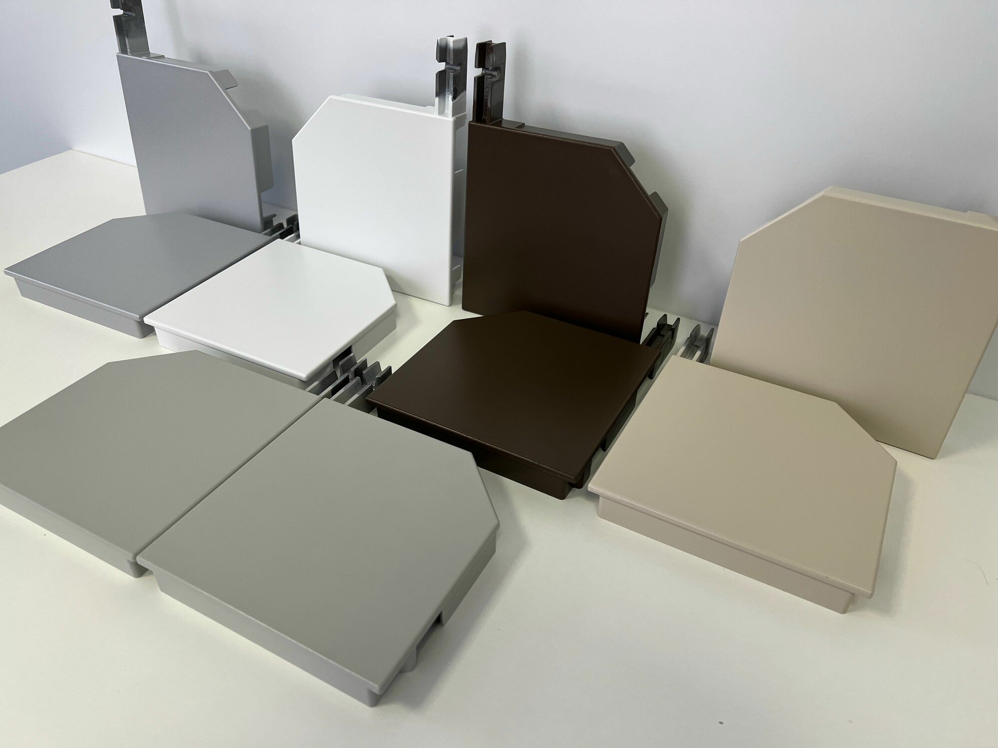 Alutech, Крышка боковая роллетная SF45/180u-B, для рольставней, серебристый металлик, 306218108, 1 шт.