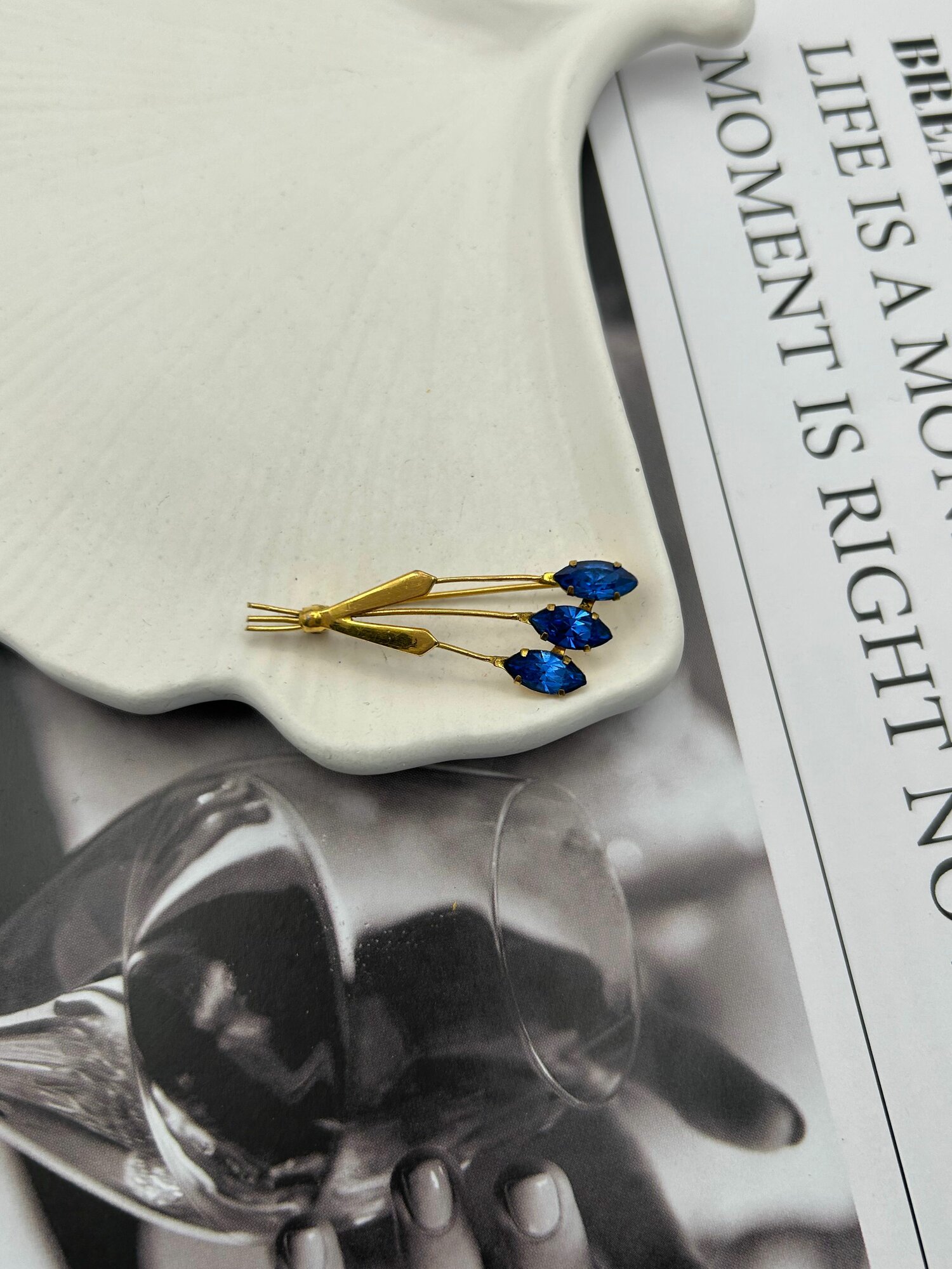 Советская винтажная позолоченная брошь Цветы с синими вставками, клеймо