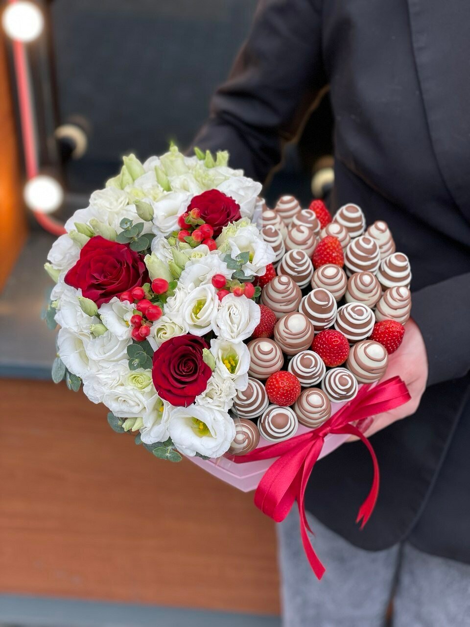 Коробка сердце с клубникой в белом и молочном шоколаде, без посыпок, розы, кустовые розы, гиперикум, Classic 1, 22 см