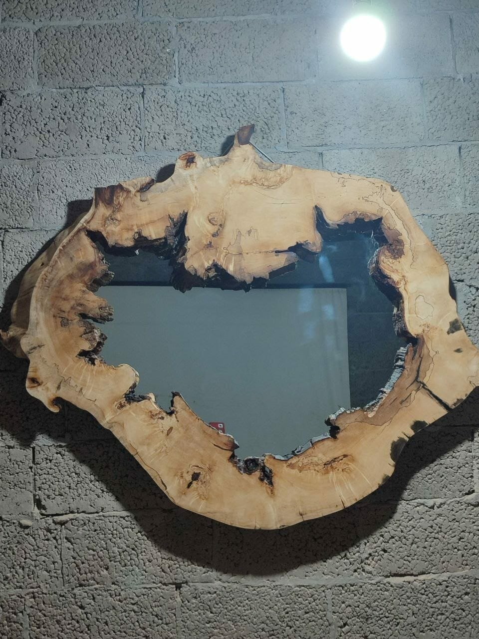 Настенное зеркало из массива карагача и эпоксидной смолы 120x100 ART-SLEB