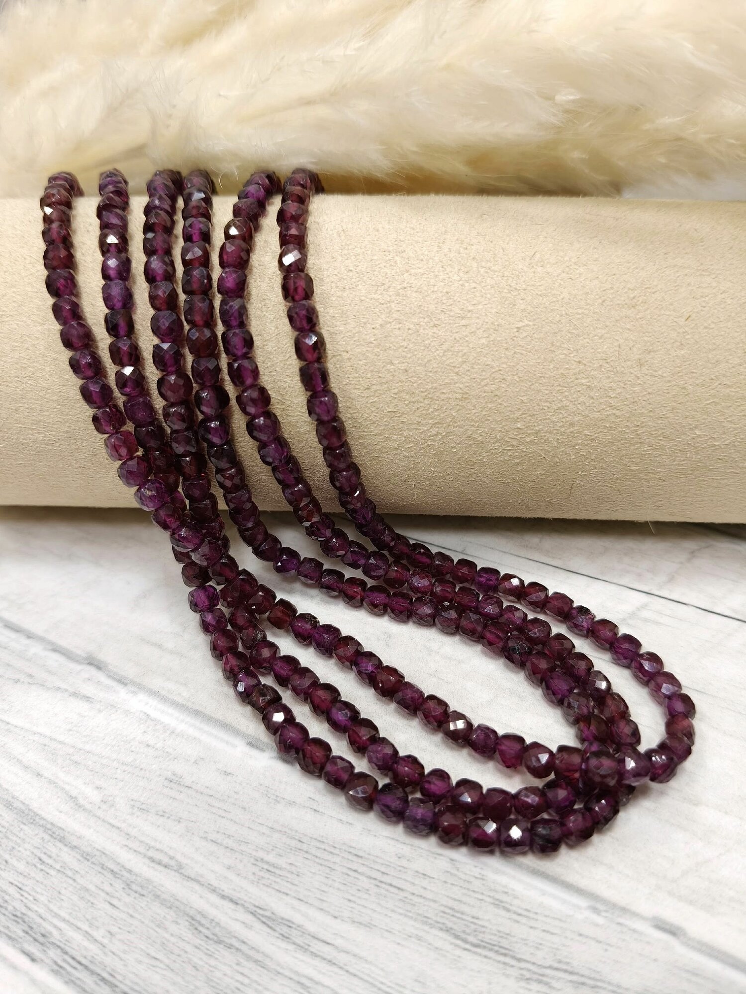 Бусины гранат альмандин АА кубик граненый 4 мм (нить 19 см), Suntrim