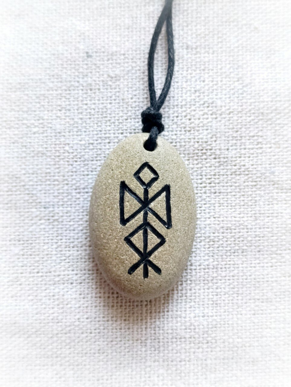 Рунический став на любовь и крепкие отношения (из натурального камня с гравировкой рун)