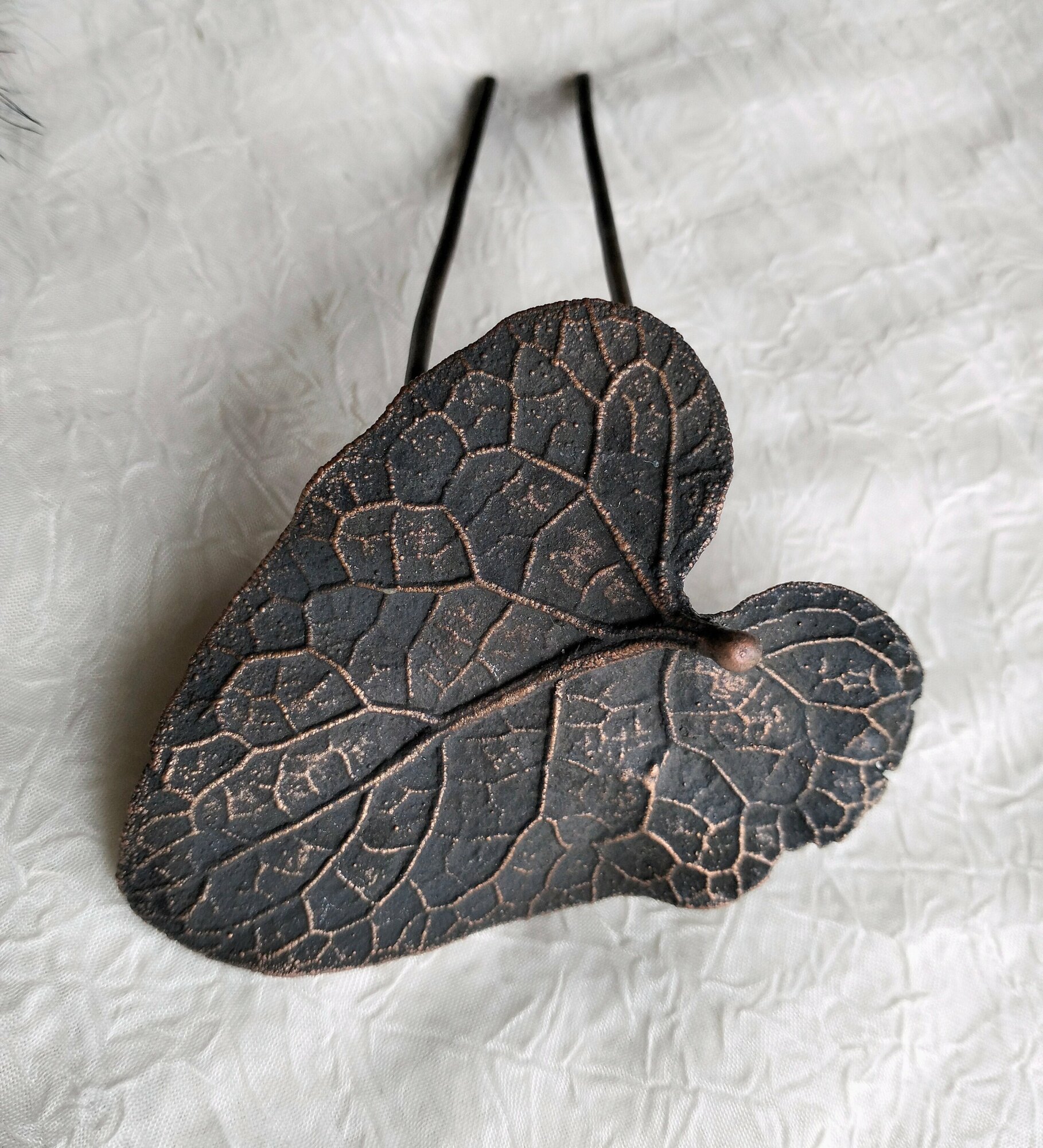 Шпилька GALATEA "Листок лопуха", медь, подарочная упаковка, 9.5см, черная