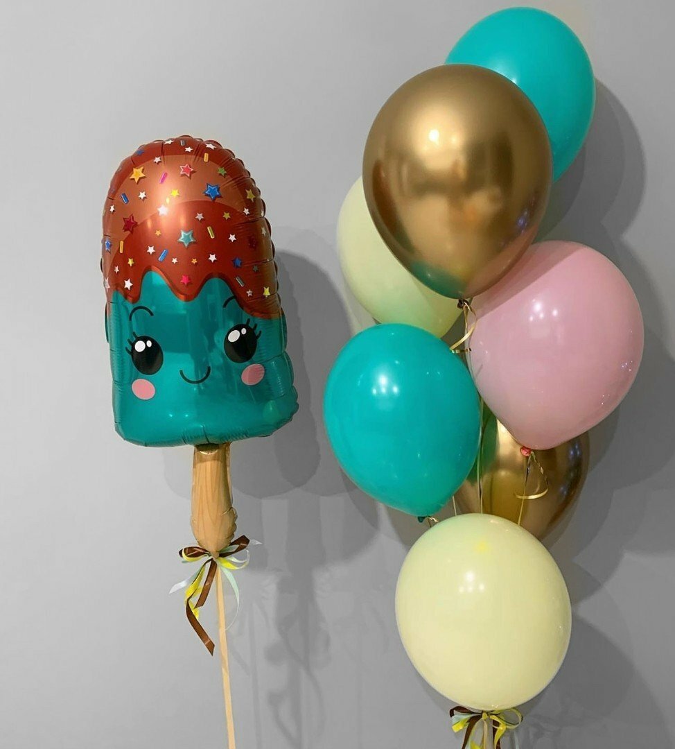Букет "Мороженое и связка разноцветных шариков"