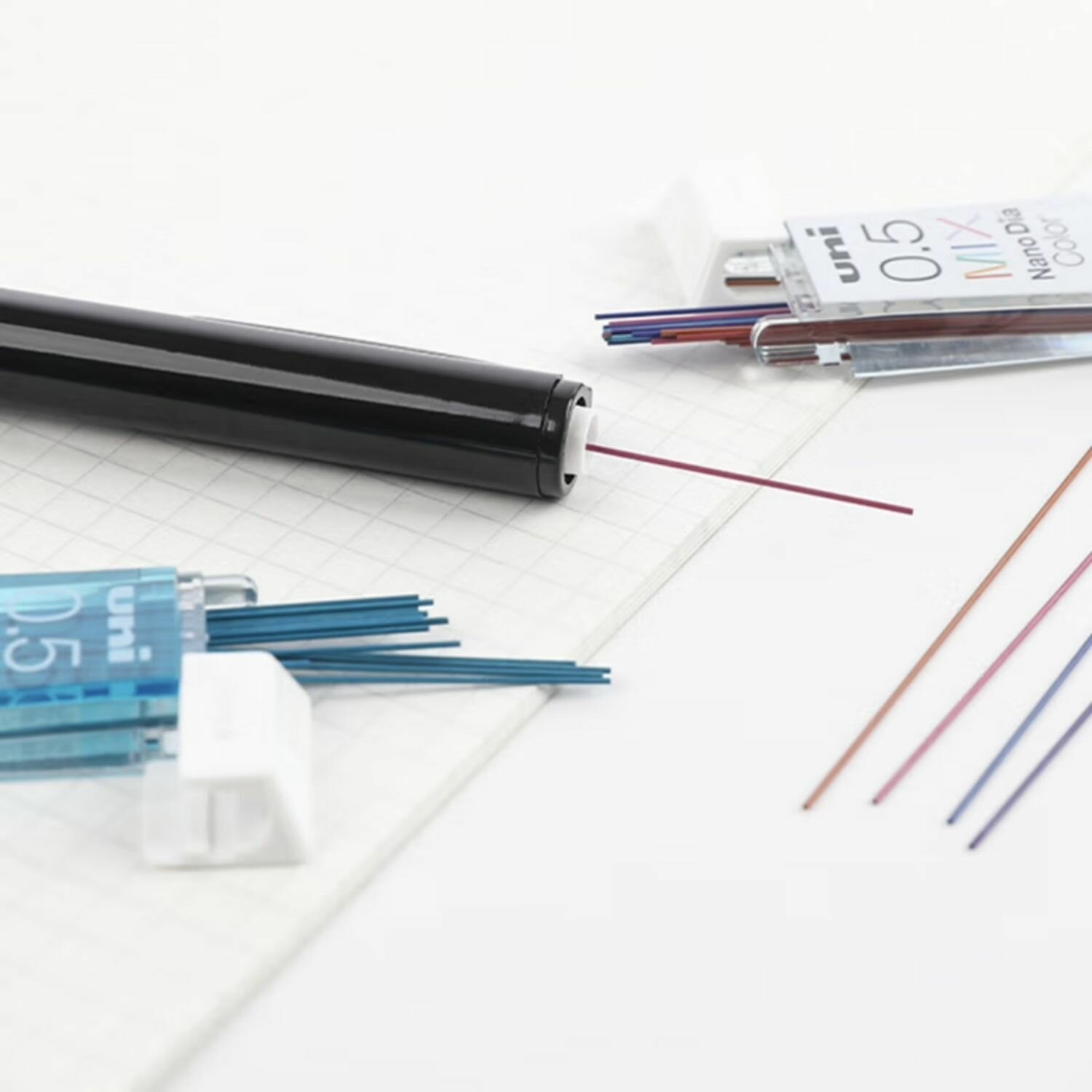 Грифели Uni 0.5 мм для механических карандашей 20 стержней в пенале, японское качество для письма, чертежей и рисования